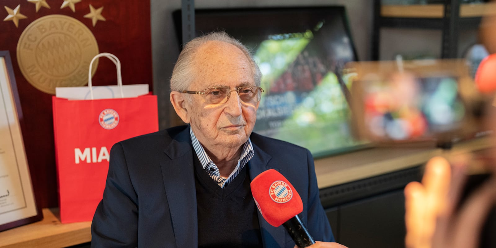 Holocaust survivor Abba Naor visits FC Bayern