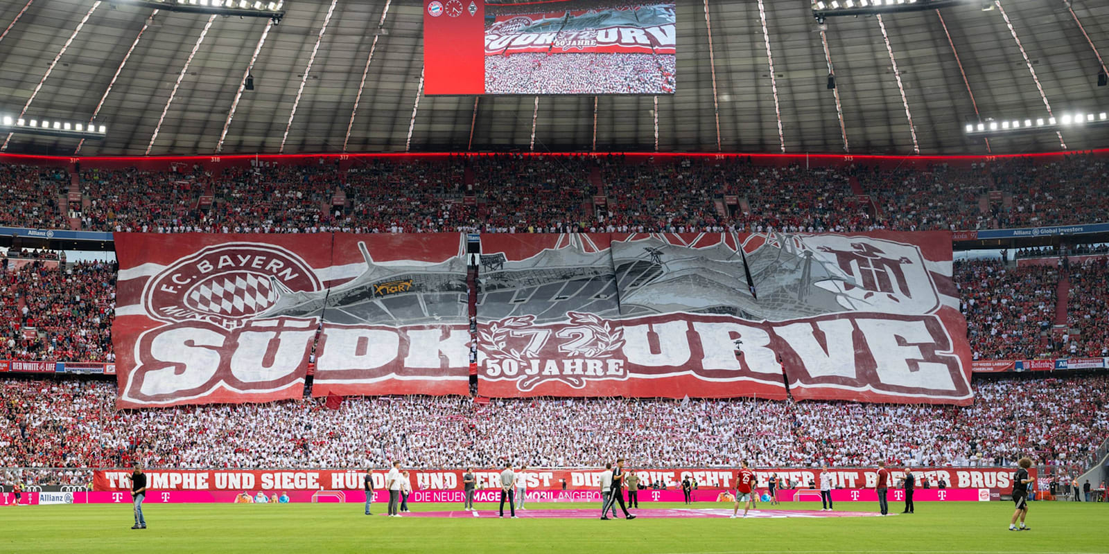 La afición del Bayern celebra los 50 años de la Südkurve