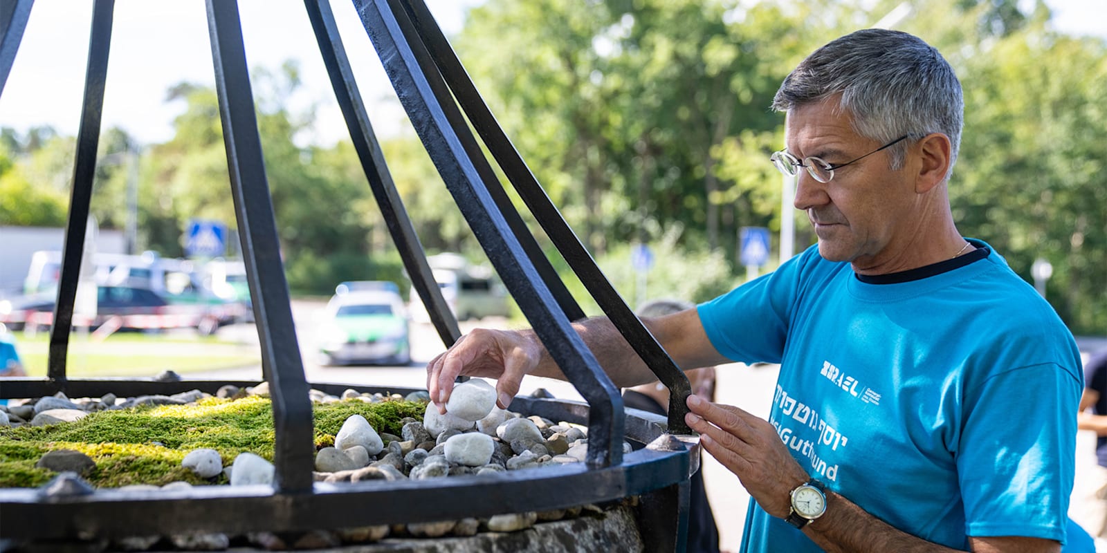 FC Bayern president Herbert Hainer sets an example with fans on bike ...