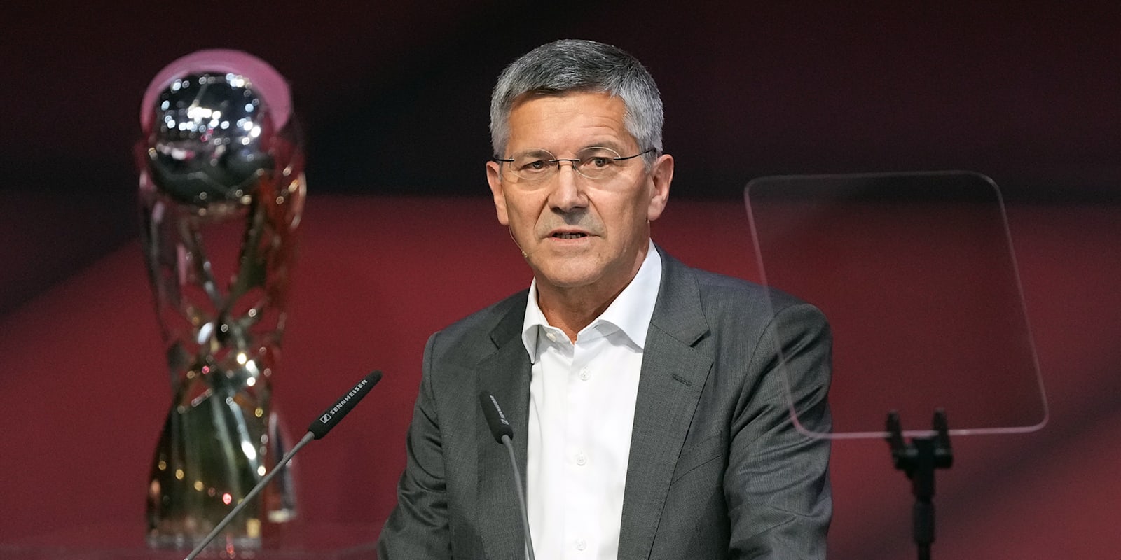 El Presidente Herbert Hainer en la Asamblea General Anual 2022 del FC ...