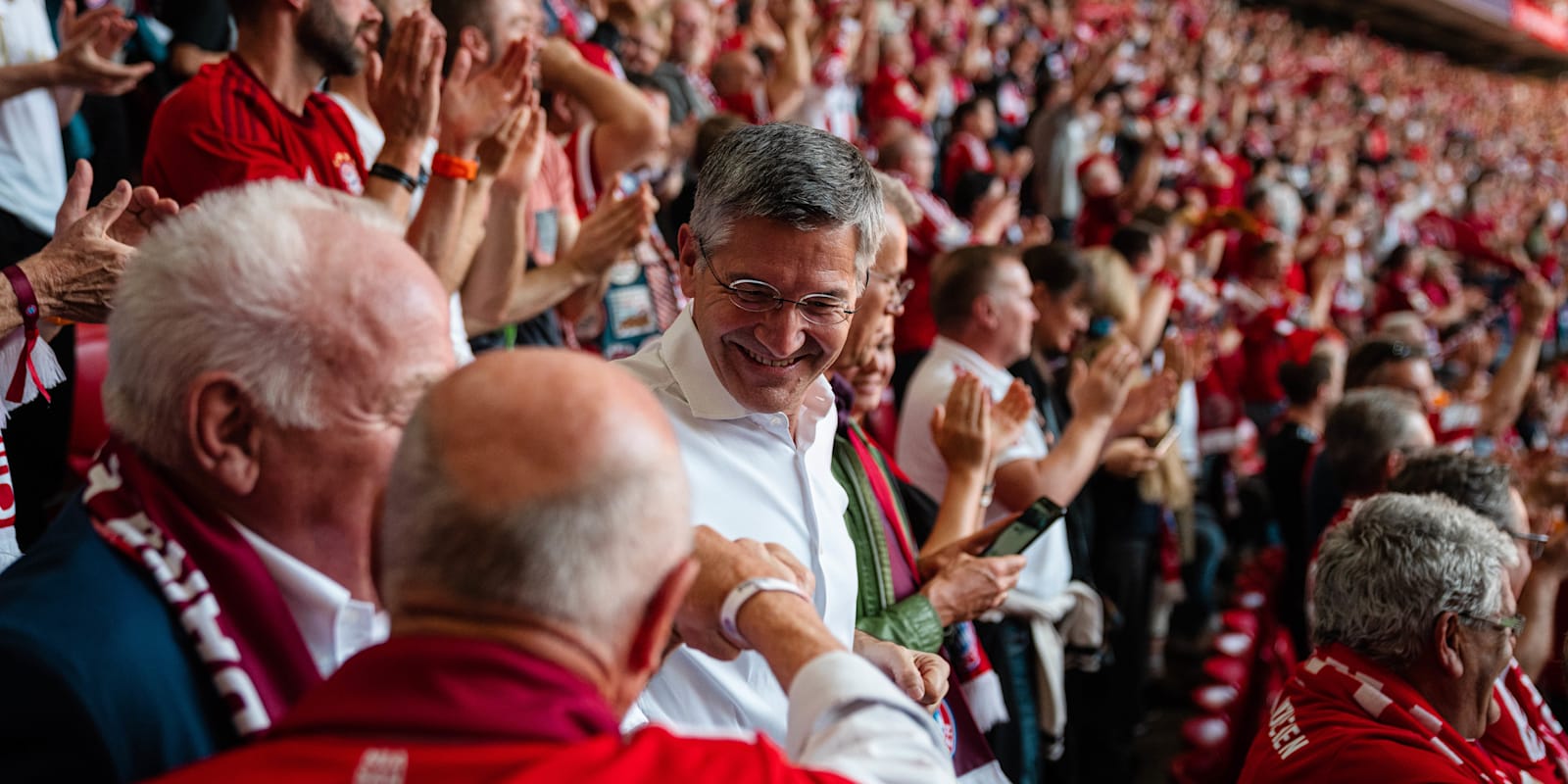 FC Bayern ehrt langjährige Mitglieder in der Allianz Arena