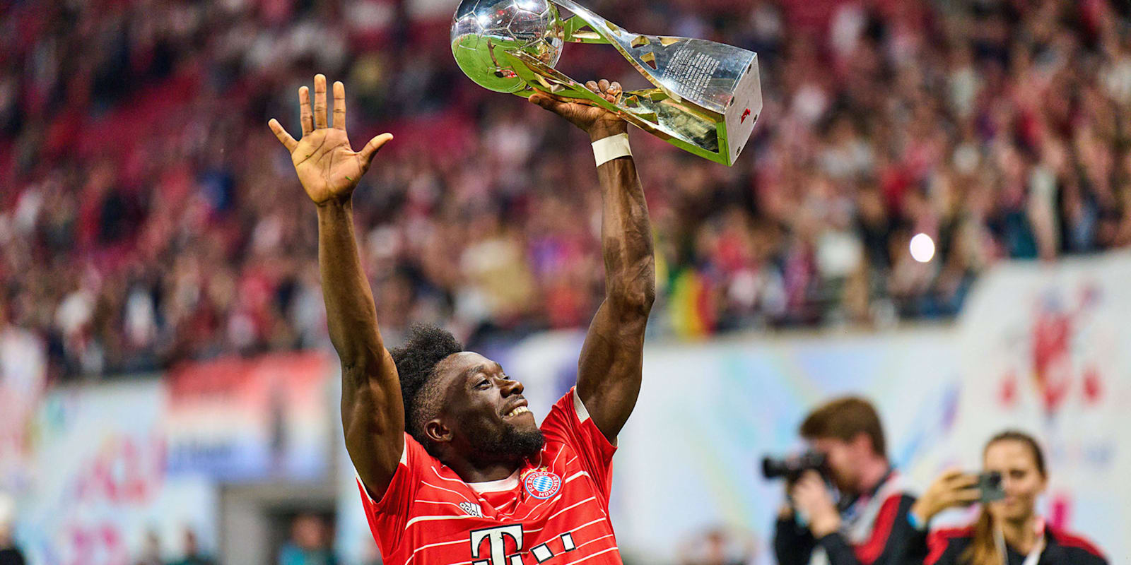 Alphonso Davies named Canada Player of the Year I FC Bayern