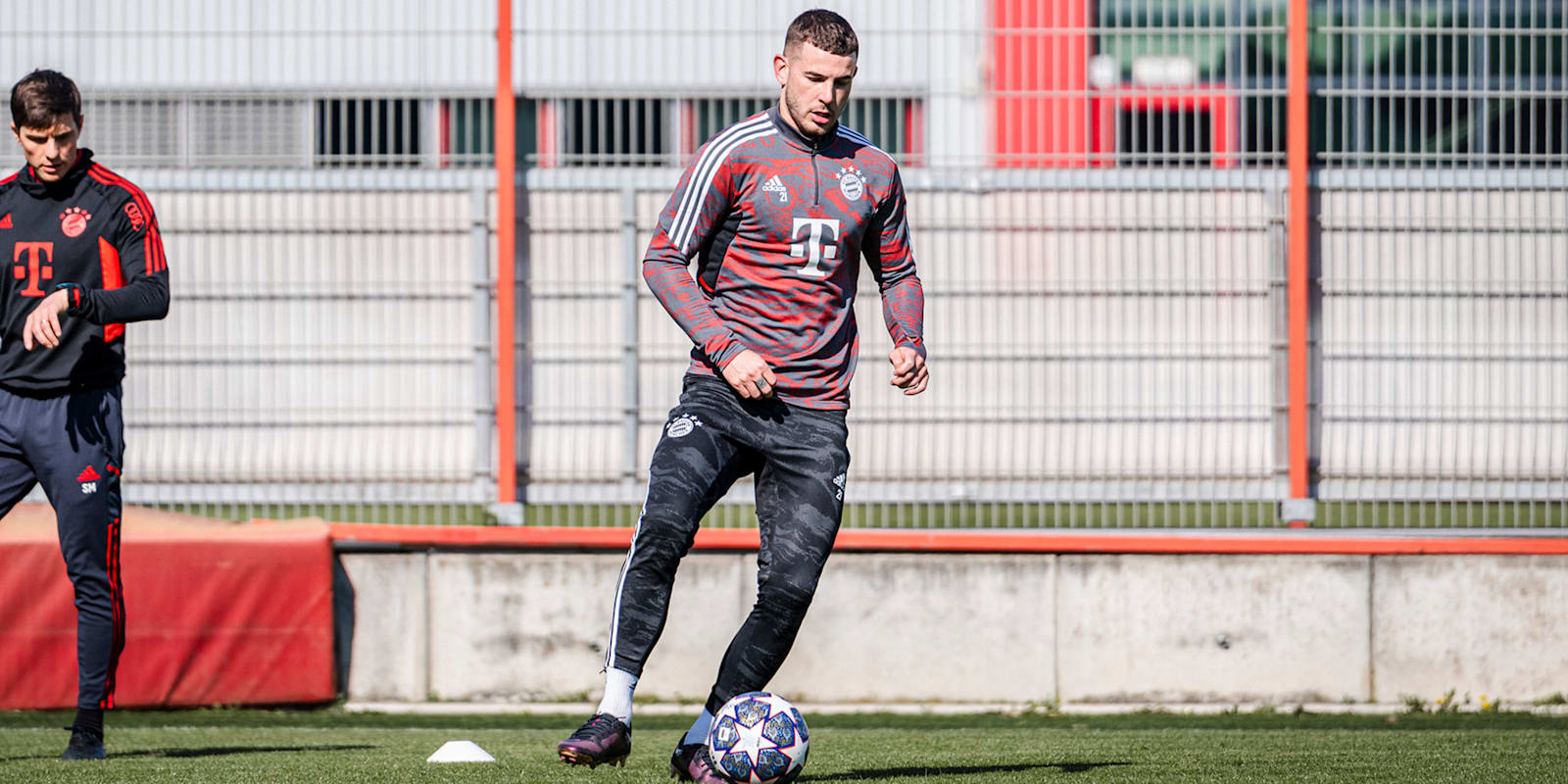 Lucas Hernández vuelve a entrenar por primera vez con balón