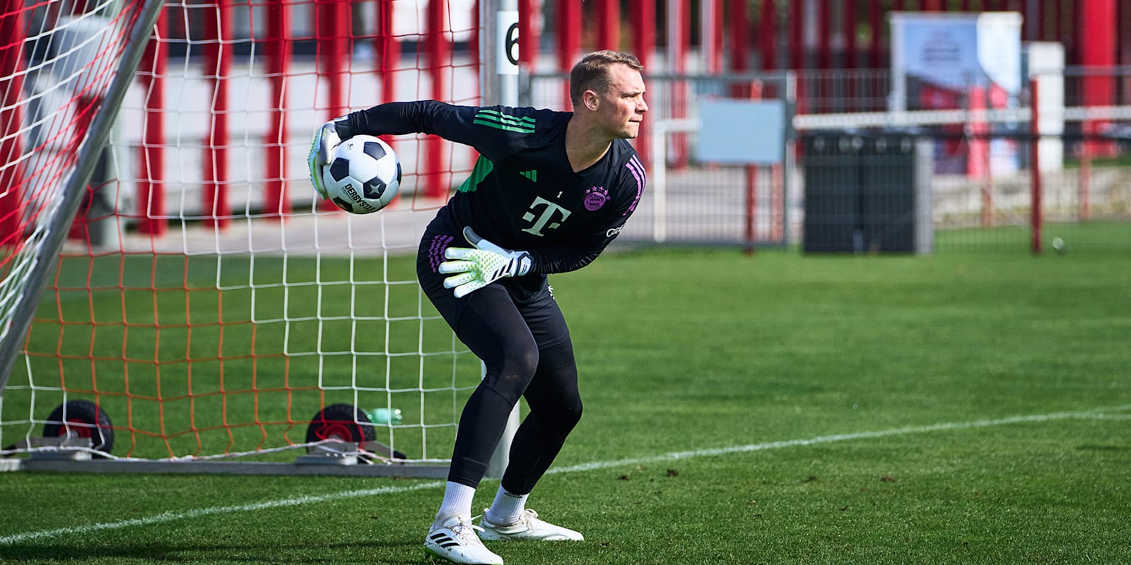 Manuel Neuer trainiert individuell auf dem Rasen