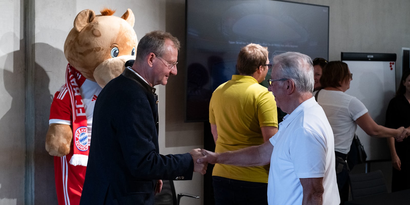 FC Bayern in a collaboration with members for motion to amend statutes ...