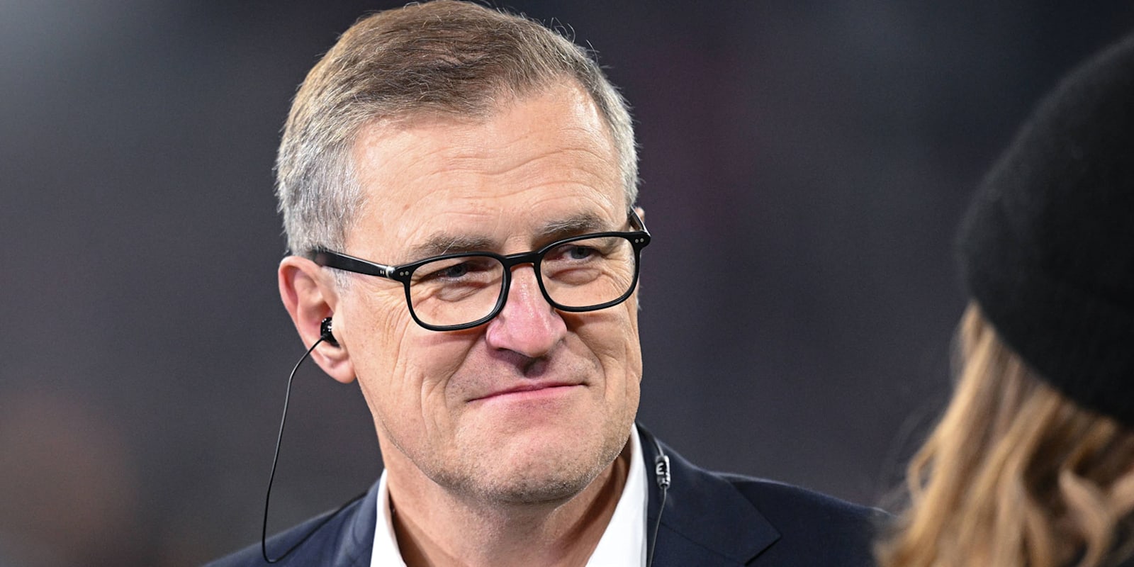 Jan-Christian Dreesen congratulates FC Bayern Women on win at Wolfsburg
