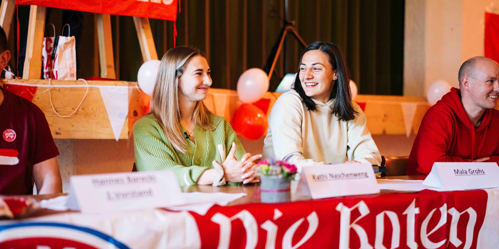 „Fannähe und ehrliches Interesse“: Der erste Fanclubbesuch der FCB-Frauen