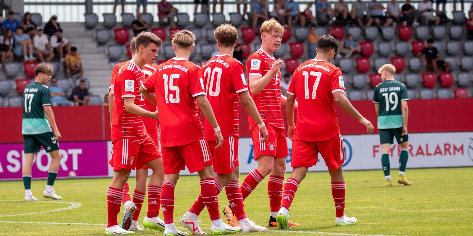 Zwölf Tore: U19 & U17 feiern Testspielsiege | FC Bayern