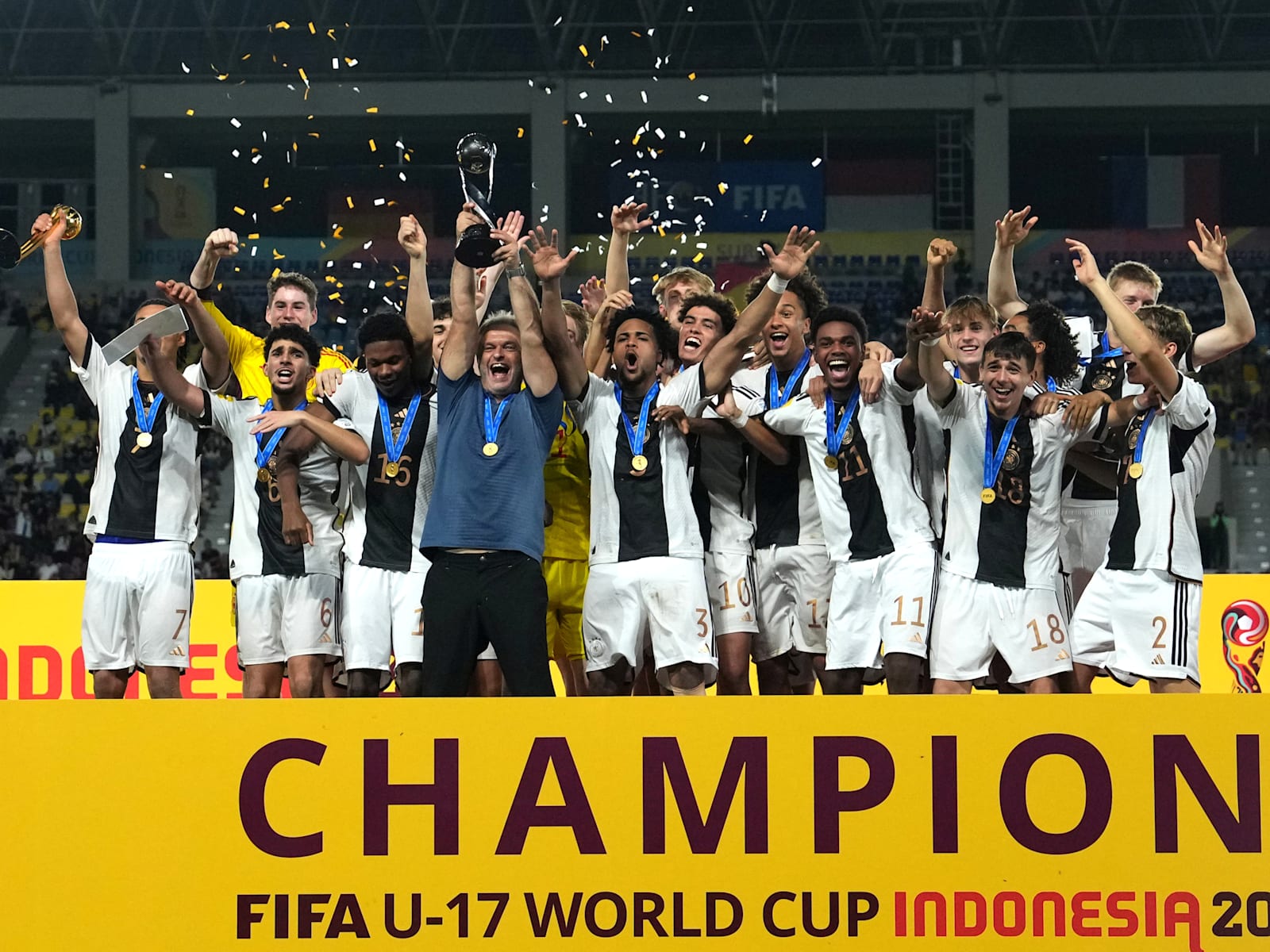 La directiva del FCB honra al cuarteto de campeones del mundo sub-17