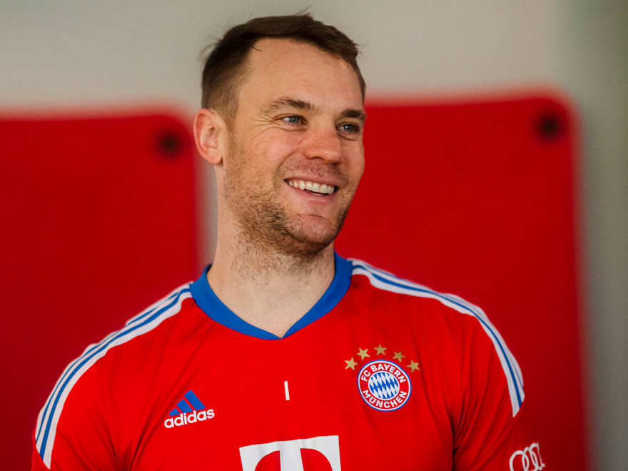 Manuel Neuer back on the training pitch I FC Bayern
