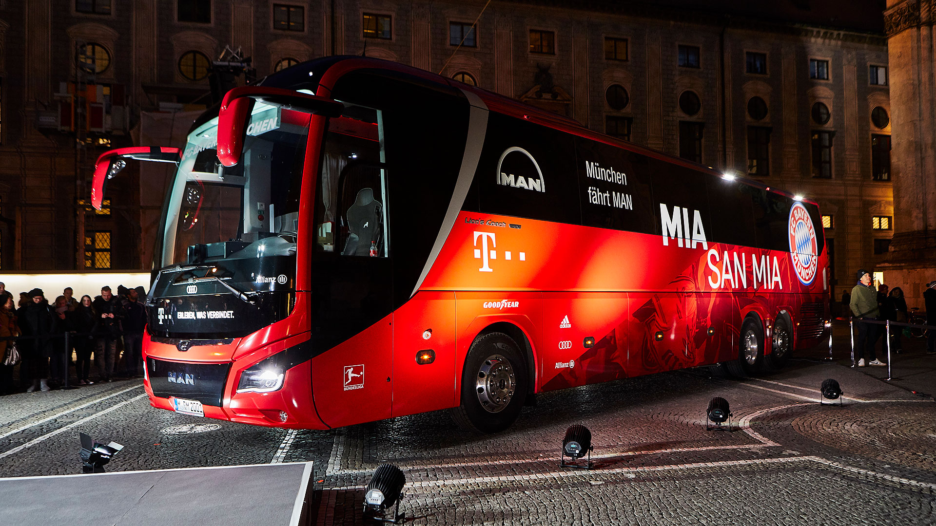 Der neue Mannschaftsbus ist da! - FC BAYERN.TV