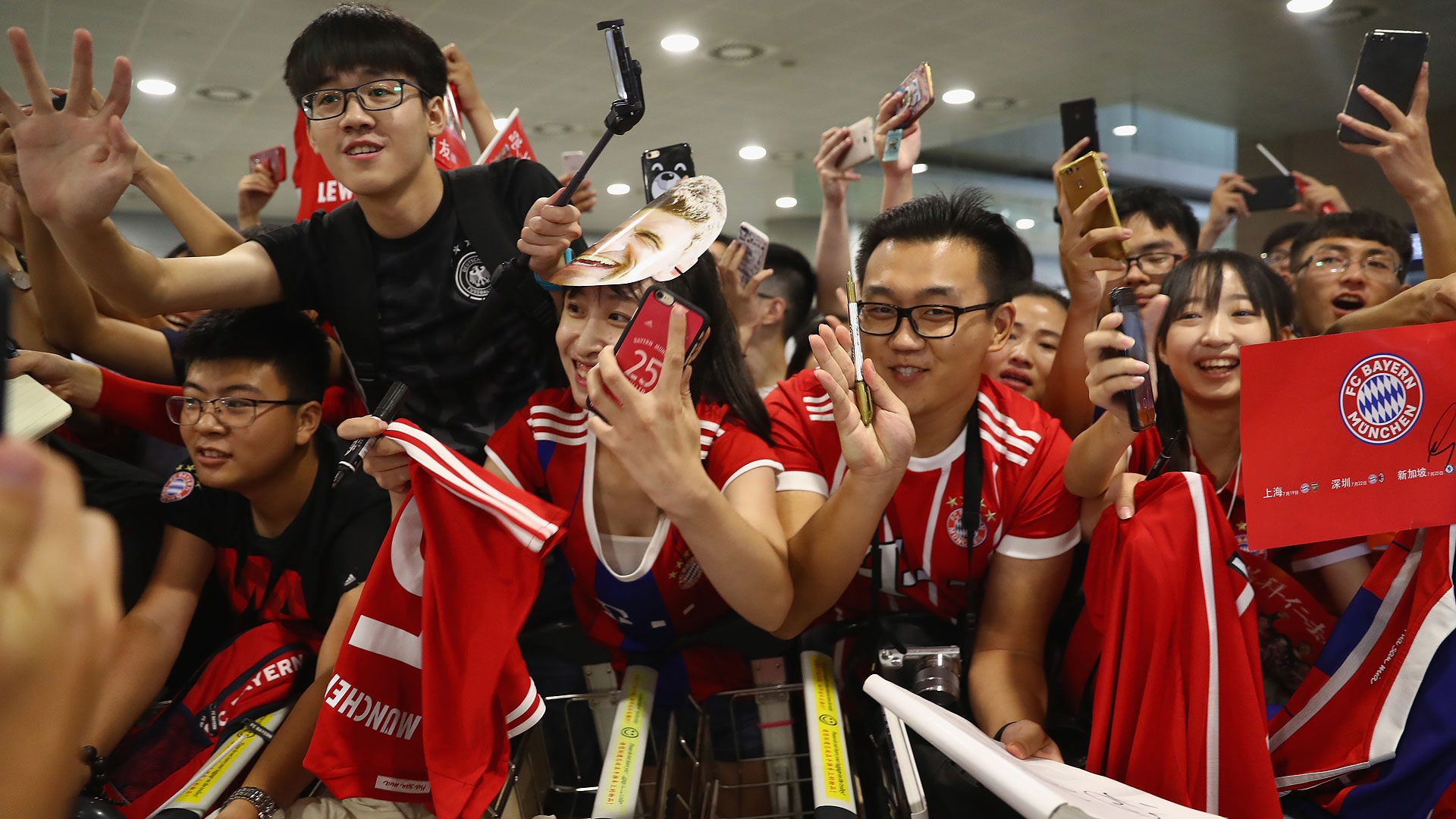 Enthusiastic Bayern fans in Shanghai - FC Bayern Munich