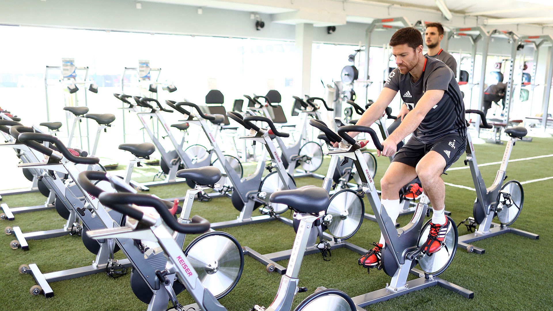 Calentamiento en el gimnasio en Doha - FC Bayern Munich