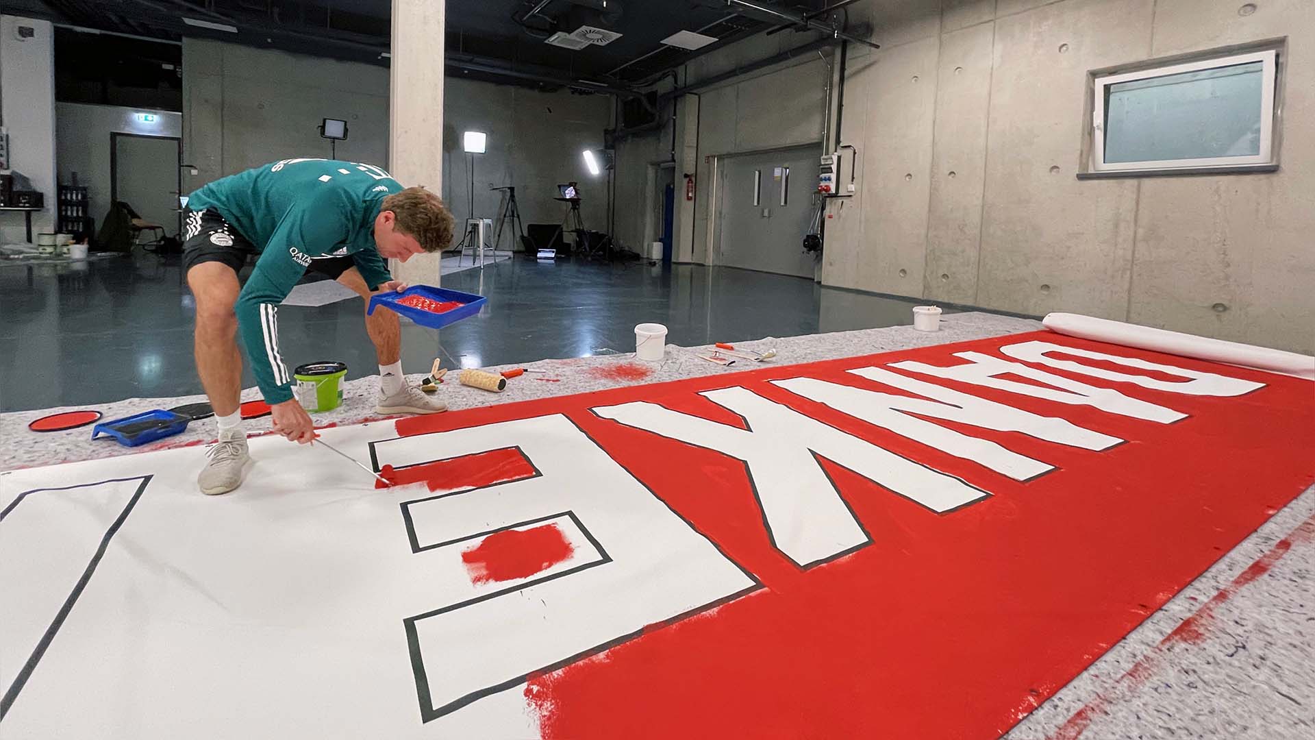 Behind the scenes as Neuer & Co. create their fan banner